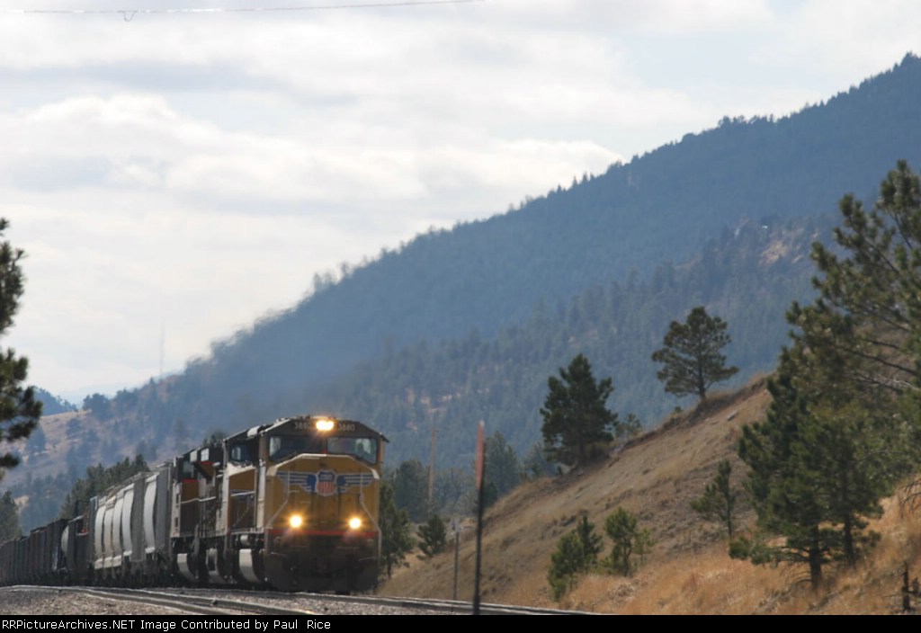 UP 3880 Leads a'West Bound Freight